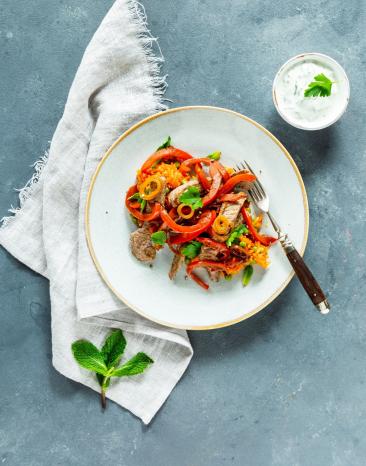 Rinderstreifen mit Paprika, rotem Reis und Kräuterdip | Simply-Cookit
